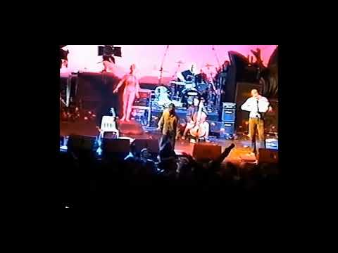 KURT COBAIN (NIRVANA) STOP KONSEE KETIKA MELIHAT WANITA DI GERAYANGI PRIA BANGSAT