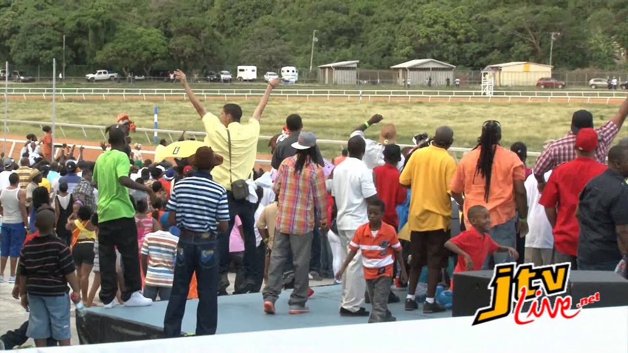 REALLY UPTOWN WINS FEATURE RACE AT ELLIS THOMAS DOWNS 26 DEC 2012 - YouTube