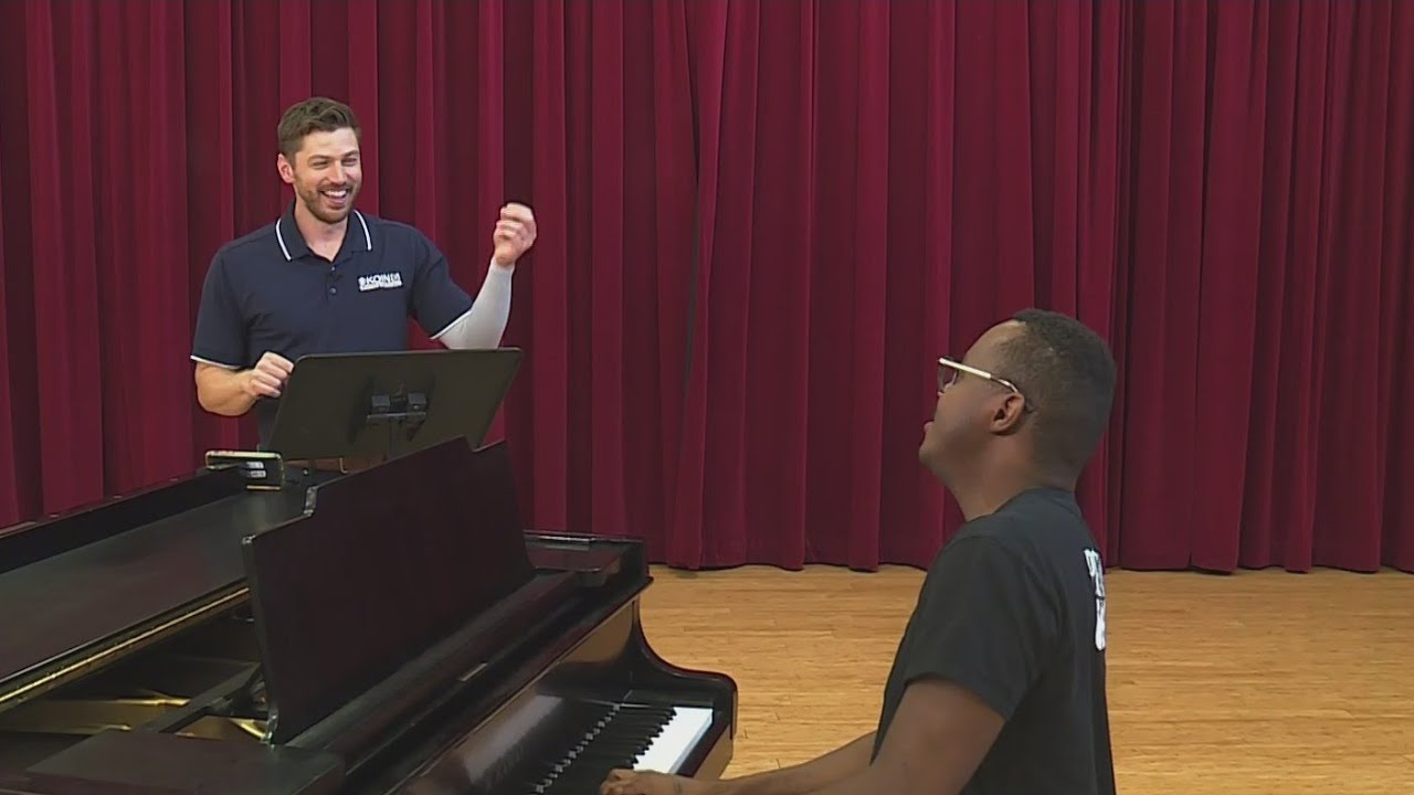 KOIN 6's Travis Teich learns to sing from the Portland Opera pros - YouTube