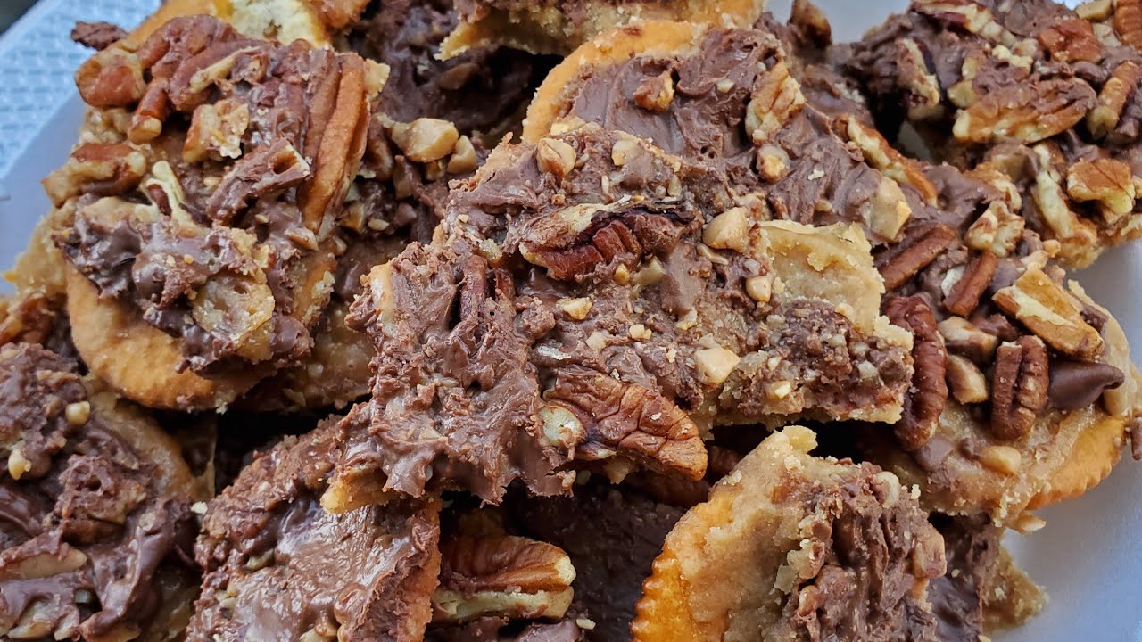 RITZ CRACKER COOKIES CHRISTMAS CRACK HOLIDAY DESSERT SO GOOD! - YouTube