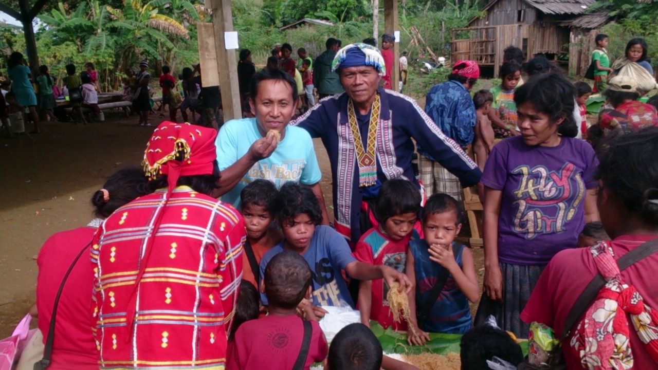 Salumayag Feeding with Datu Mahigala - YouTube