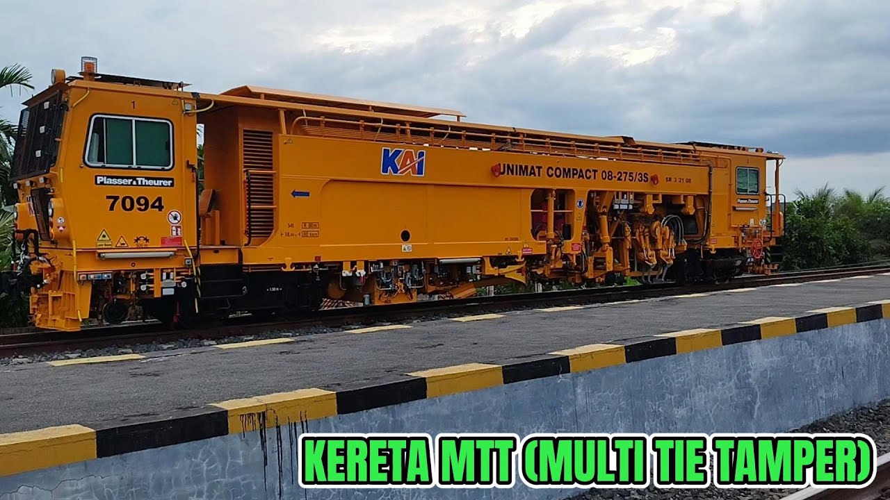 KERETA MTT (MULTI TIE TAMPER) || PARKIR DI STASIUN MARTAPURA - YouTube