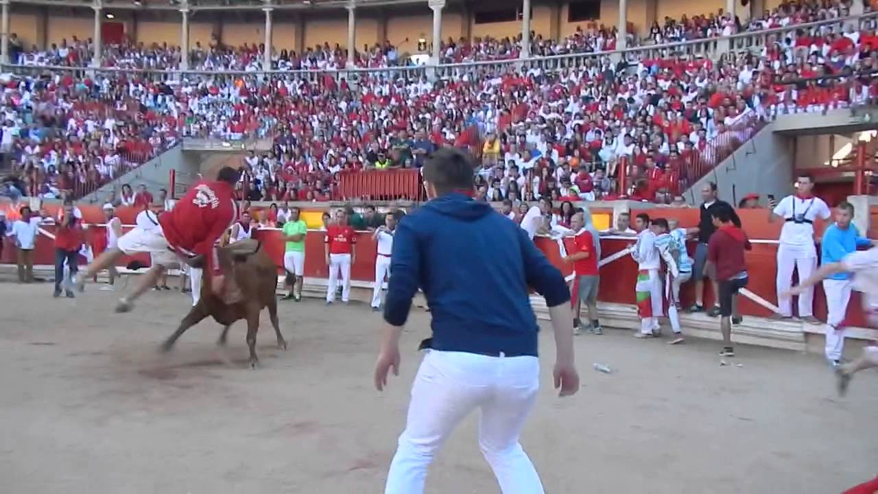 Guy gets tossed by bull - YouTube