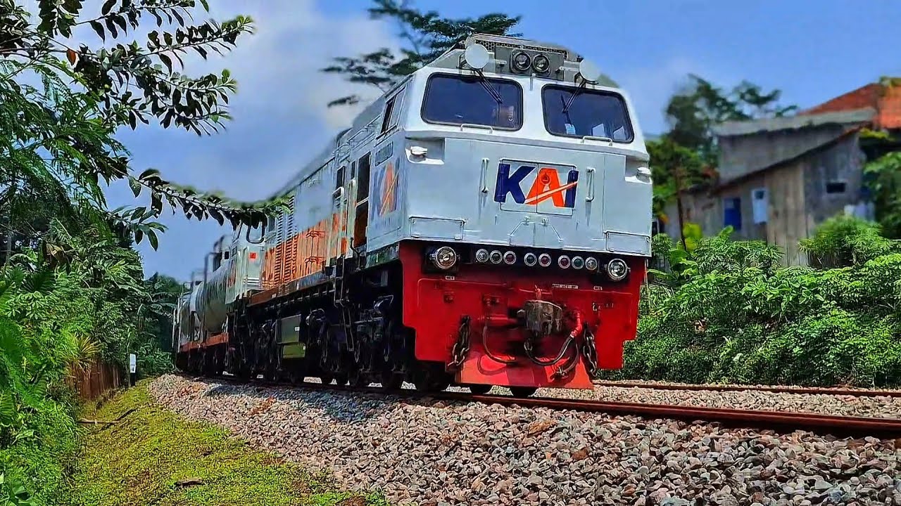 KERETA API PANJANG‼️ HUNTING 33 KERETA API NGEBUT DI PERLINTASAN ...