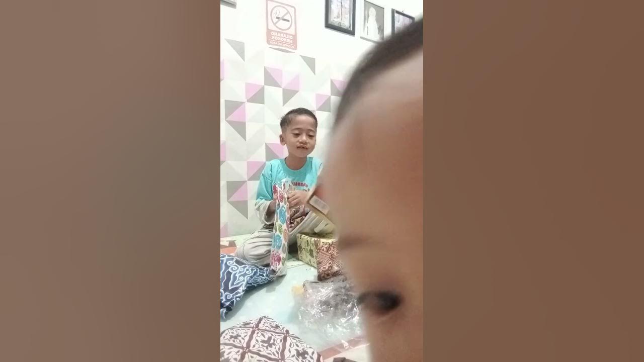 UNBOXING kado ultah Adik Taqiyyan 🥳😍 #ultahke-1 #bayilucu #30des24 - YouTube