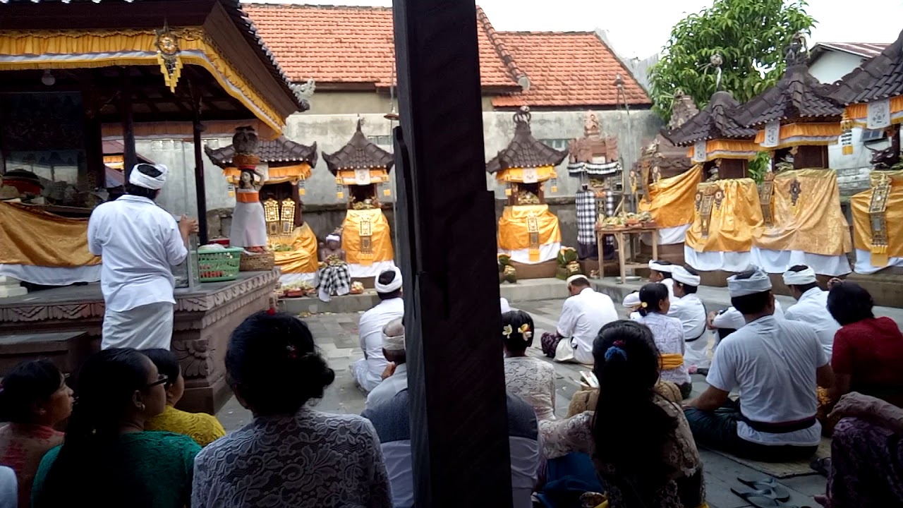 Upacara Agama Hindu - YouTube
