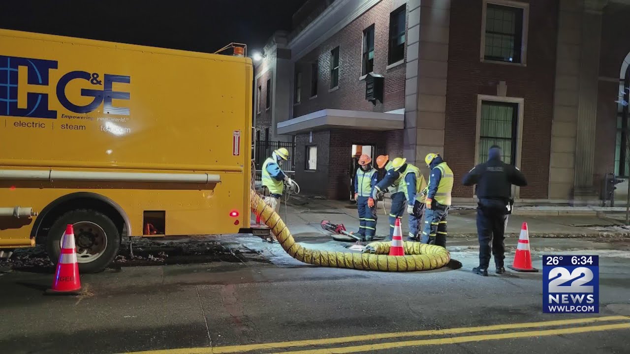 Manhole explosion on Suffolk and Chestnut Street in Holyoke - YouTube