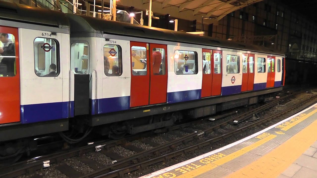 Hammersmith & City Line C77 Stock 5704 @ Farringdon - YouTube