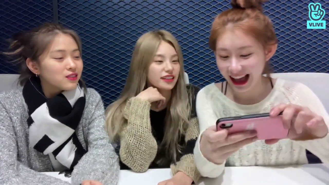 ITZY VLIVE ~ Ryujin , Yeji , Chaeryeong (NEW UNITE - The Cats) - YouTube