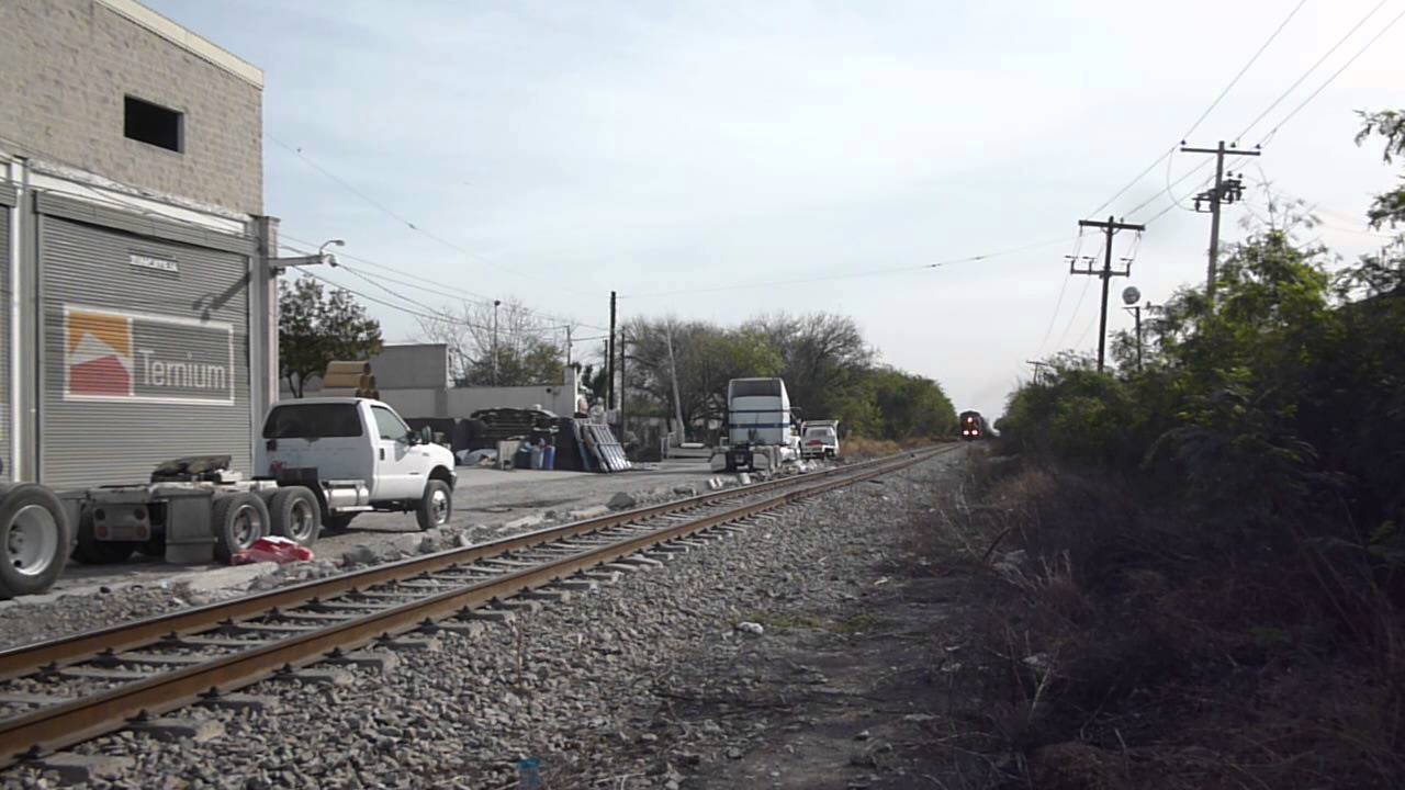 KCSM AC4400CW #4511, GP38-2 #2055 y AC4400CW #4502 - YouTube