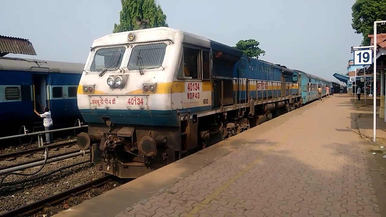 12051 Dadar Madgaon Janshatabdi Express departing from Chiplun - YouTube