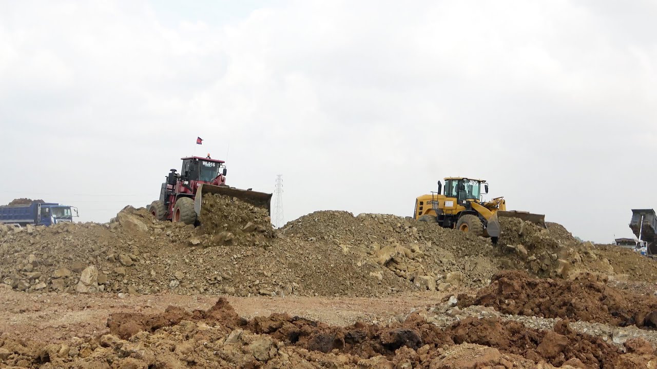 Fantastic Swamp Landfill Long Wheel Loader Pushing Rock Dirt Huge ...