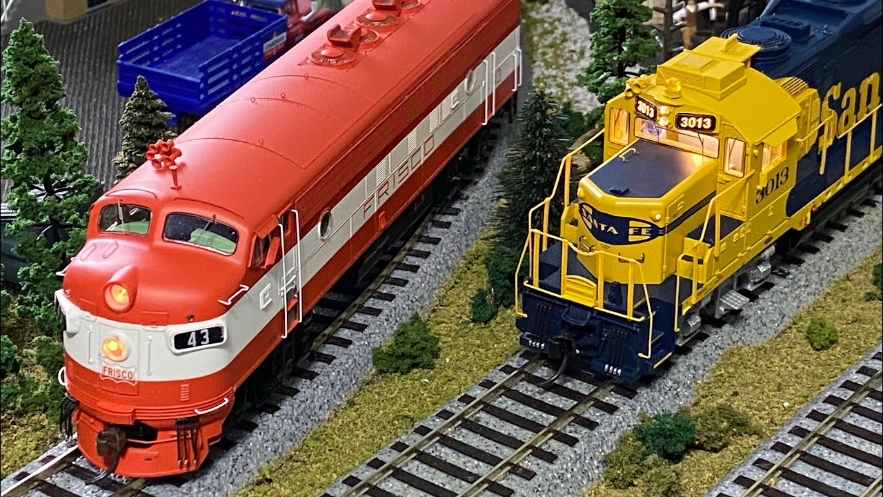 Old School HO Scale Freight Trains Taking a Curve - YouTube