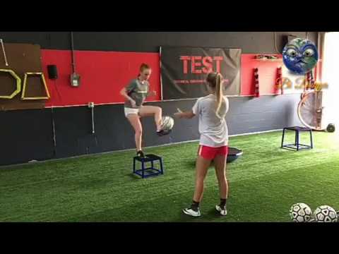 Futbol oynayan kızlar HD