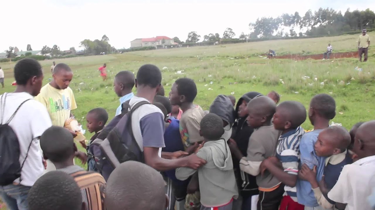 Starving Kenyan children rush at sight of food - YouTube