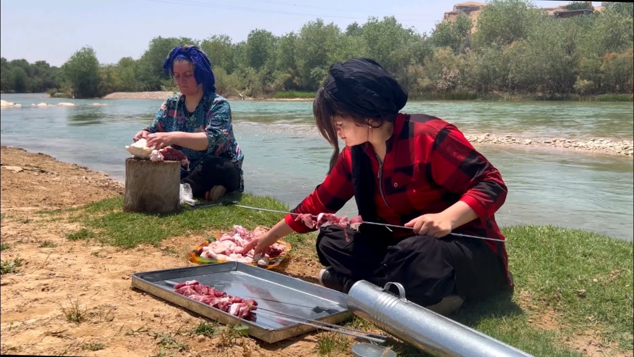 SIMPLE STEAK BY THE RIVER | Cooking by the river in hot summer weather🔥 ...