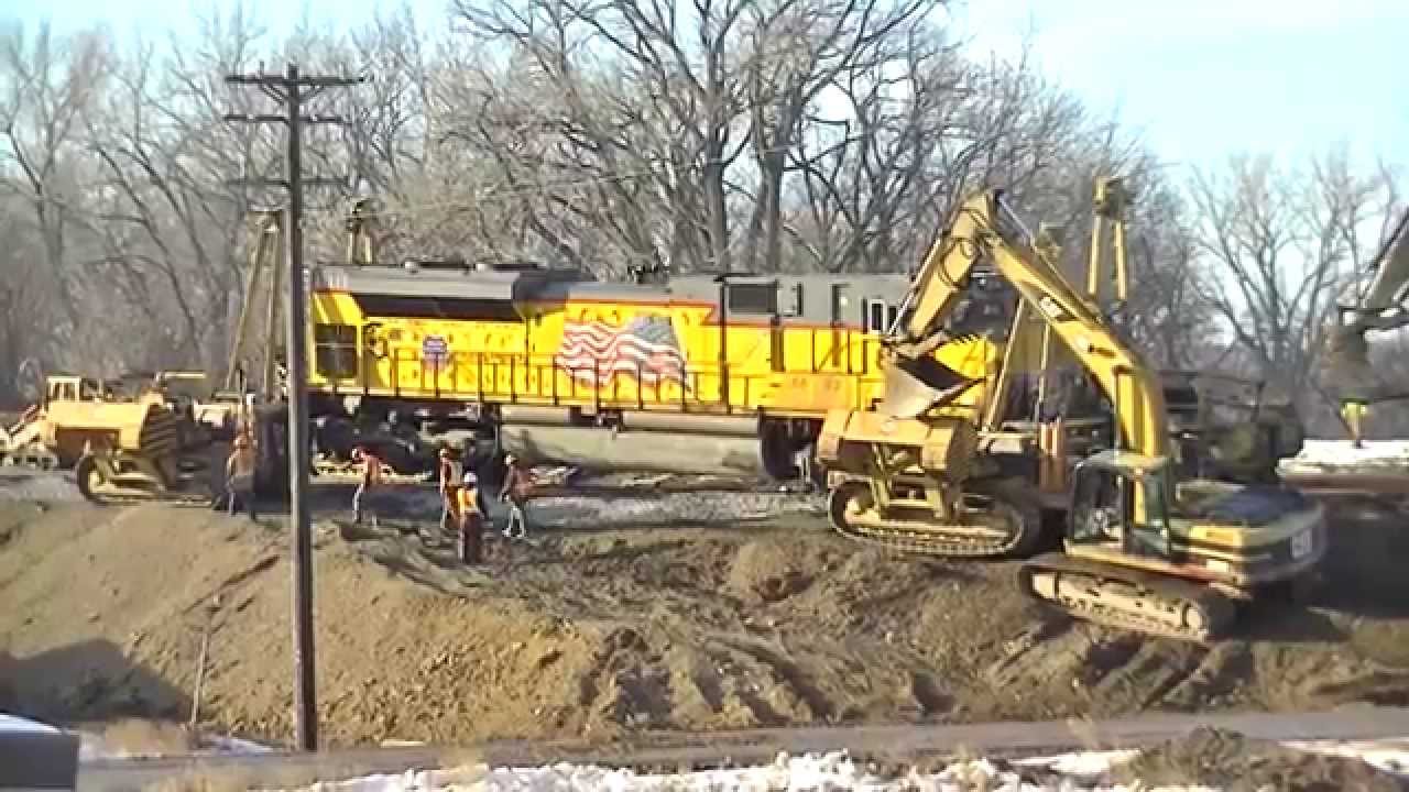 TRAIN DERAILS ! Workers put derailed train back on tracks - YouTube