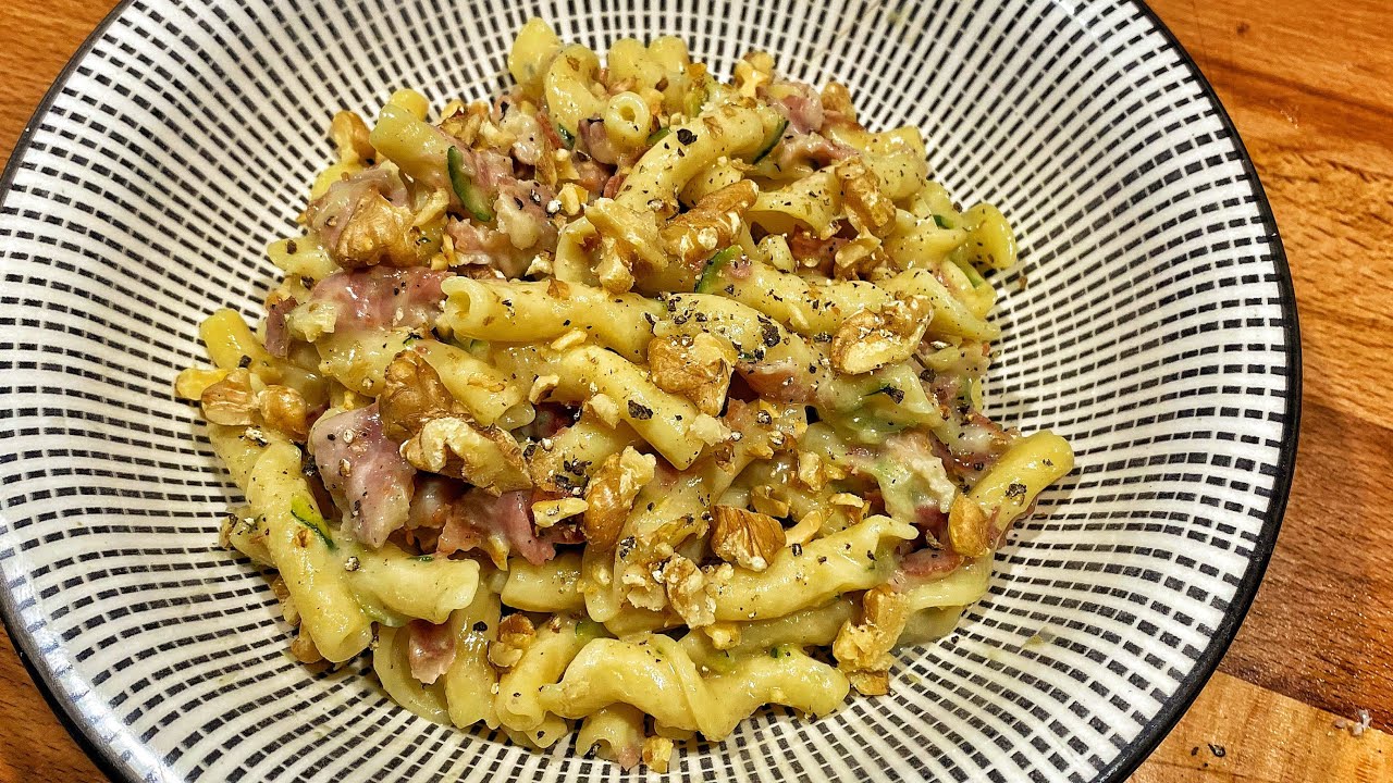 Pasta con Zucchine speck e Zola. Pronta in 10 minuti! - YouTube