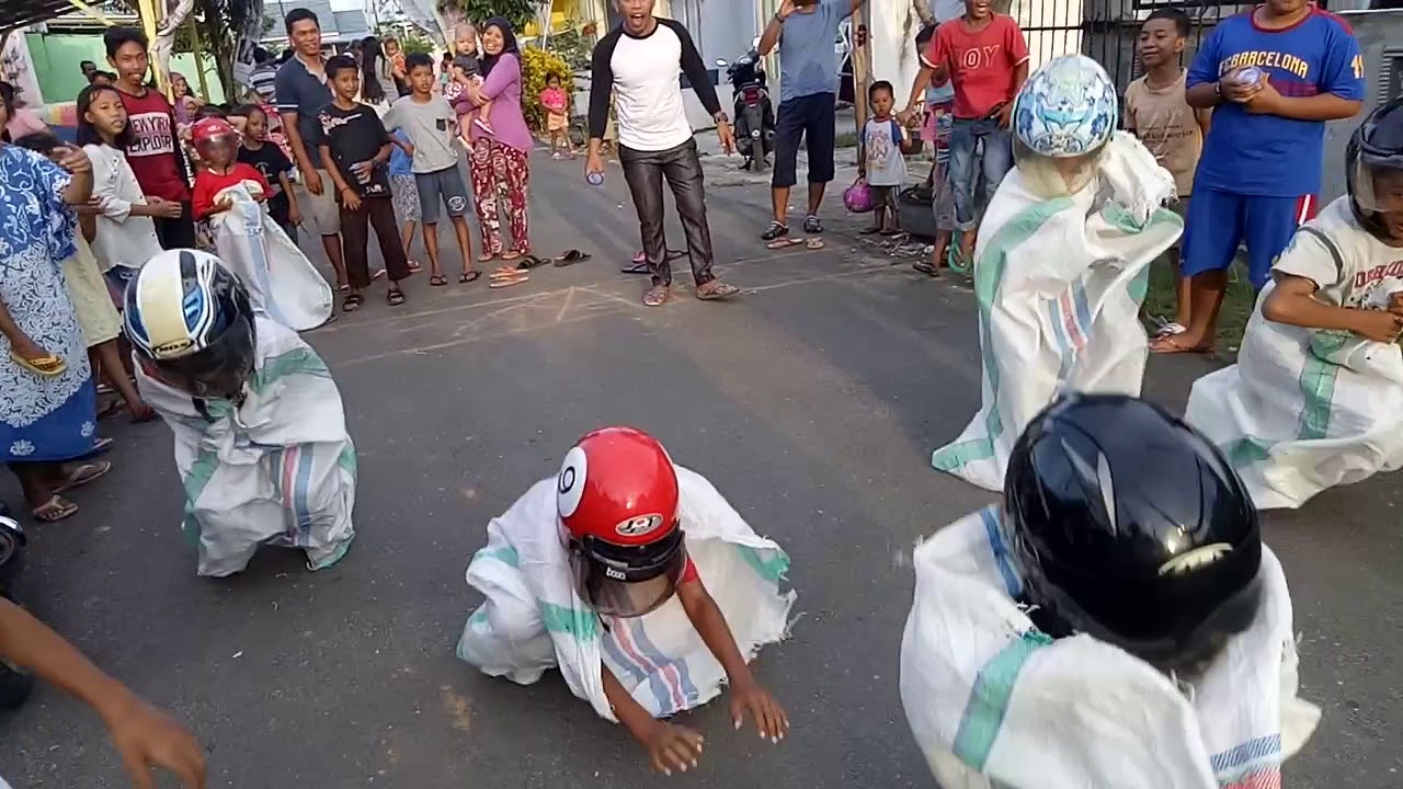 Lari karung - YouTube