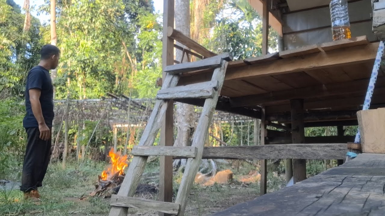 Untuk menghindari penghuni hutan, harus nyalakan api unggun, biar tidak ...