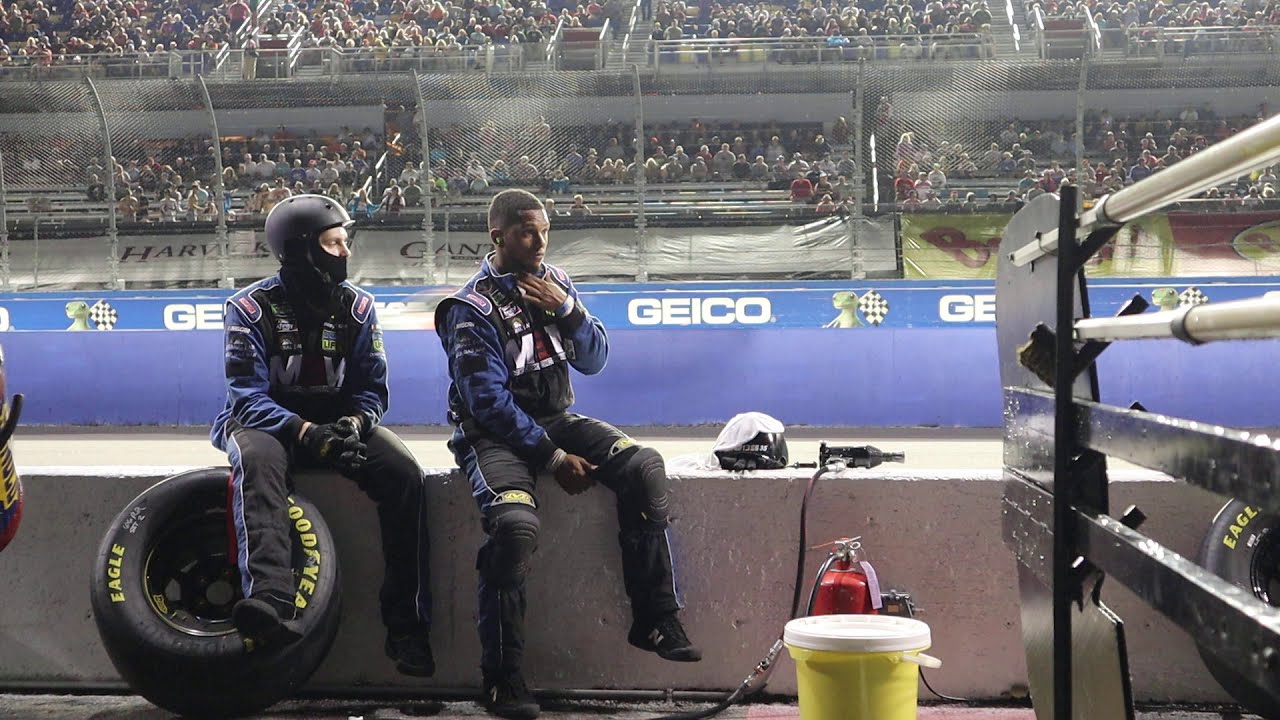 NASCAR Pit Crew In Action - YouTube