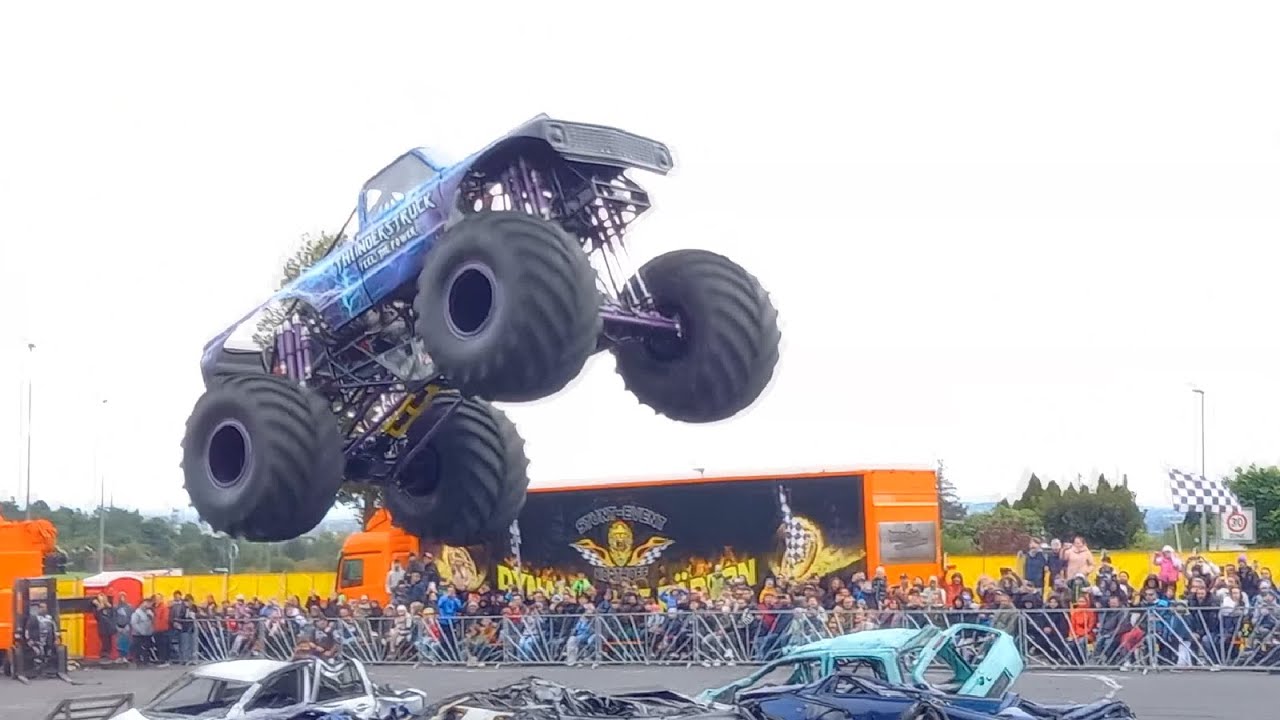 Monster truck jump over cars // THUNDERSTRUCK - Dynamit auf Rädern ...