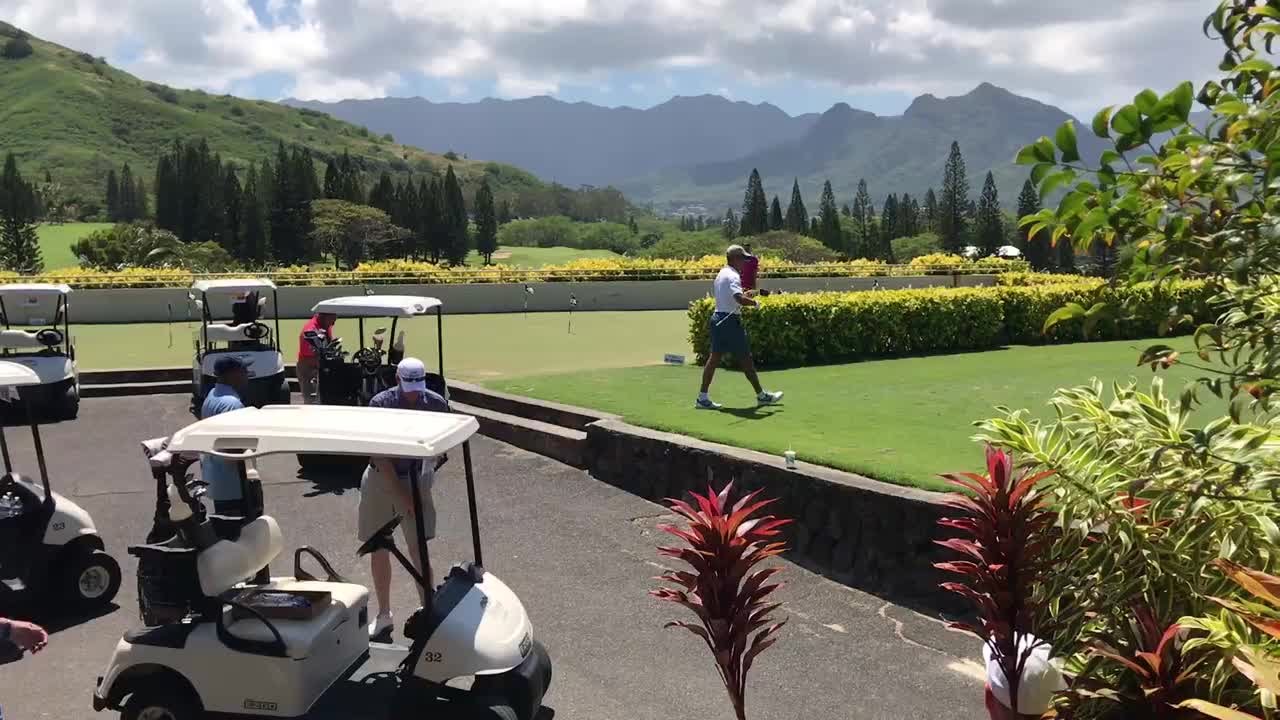 Obama golfs at Mid Pacific Country Club - YouTube