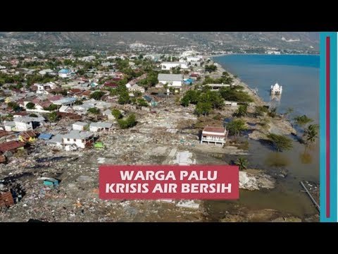 Warga Palu Terpaksa Mandi dan Cuci Baju di Kali yang Kotor