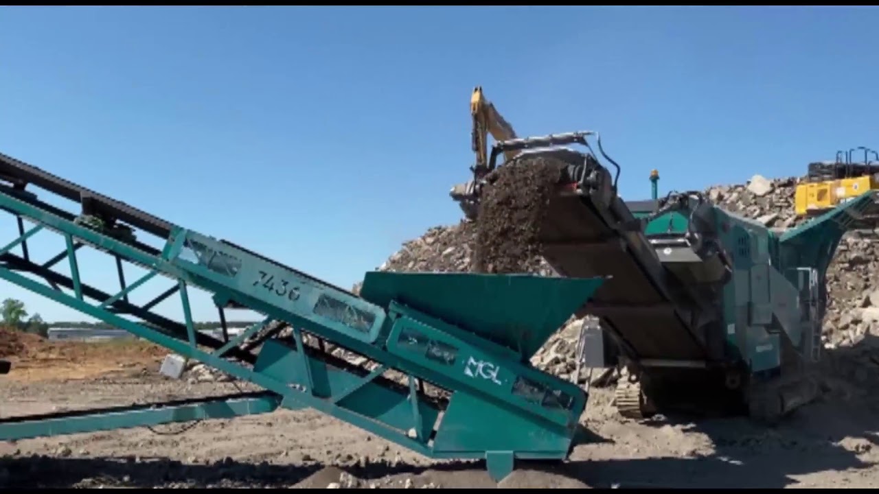 Powerscreen 320 Trakpactor crushing concrete - YouTube