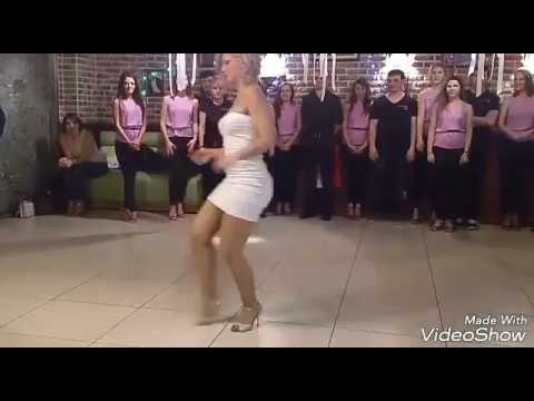 RUS KIZI DANS EDIYOR - Rusların gece hayatı