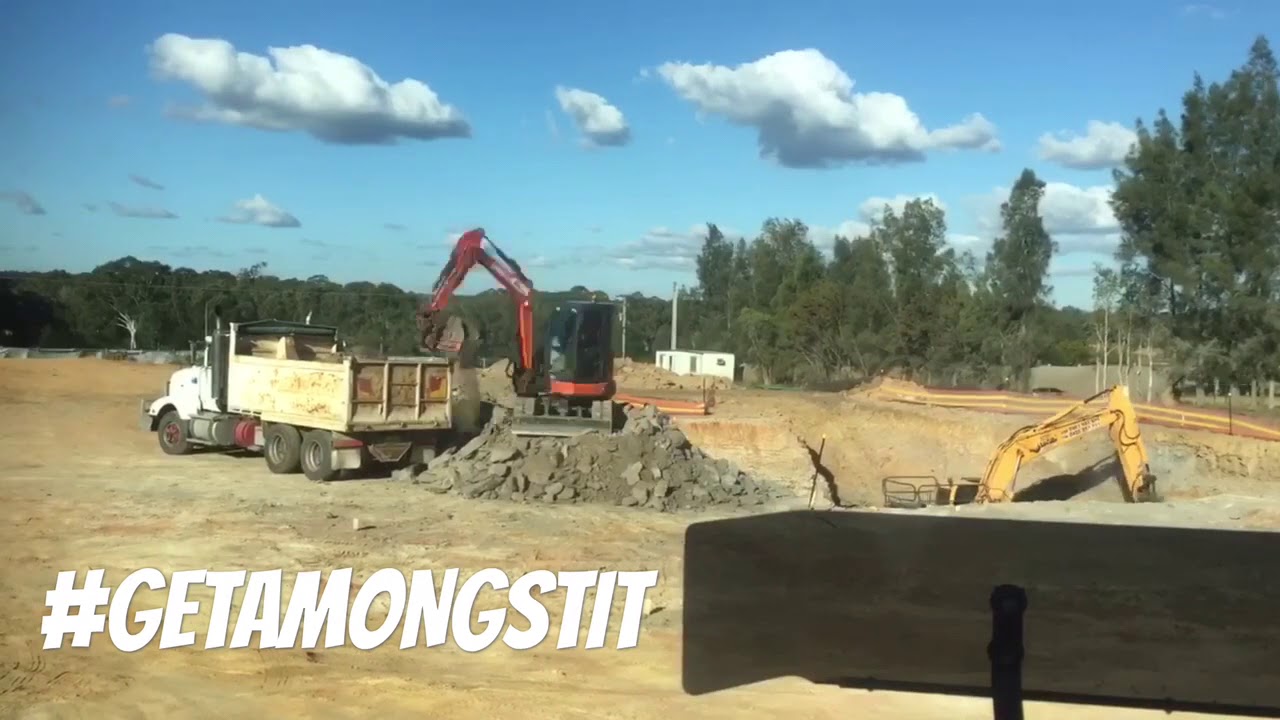 Hitachi 5t Loading Tipper - YouTube