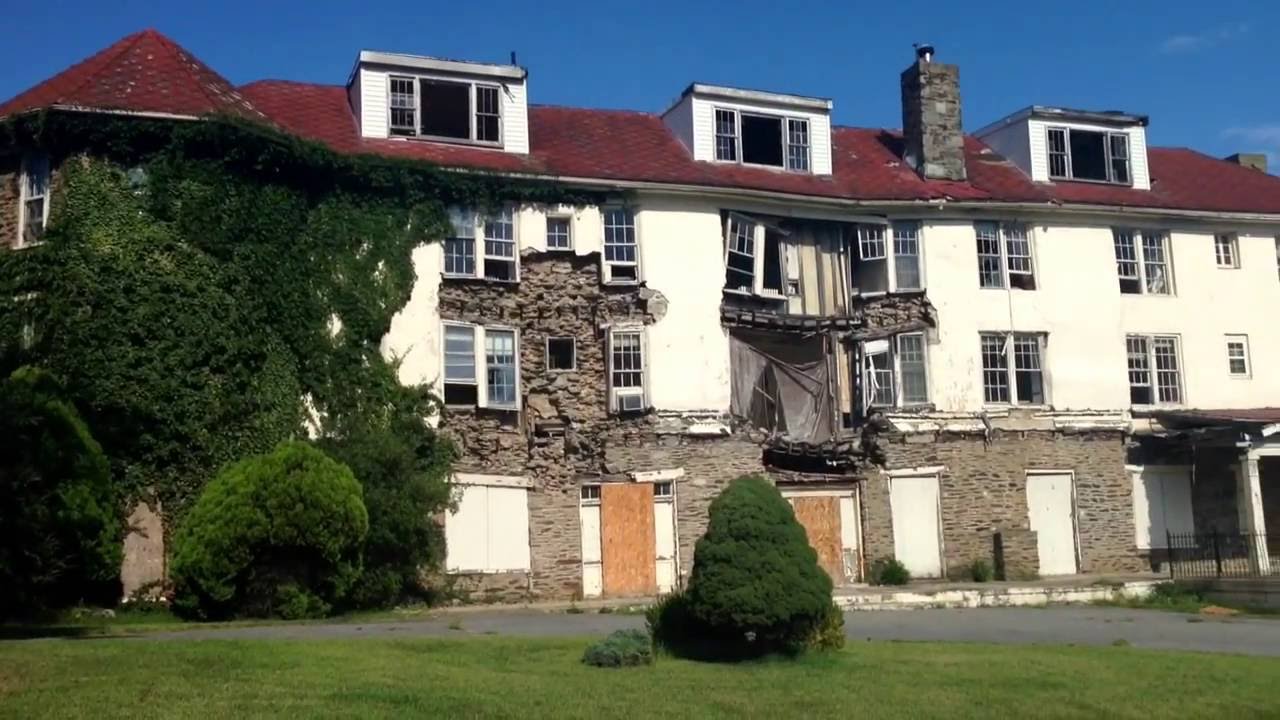 Alone in HAUNTED HILLTOP HOUSE HOTEL (climbed to the top) - YouTube