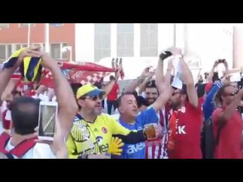 Fenerbahçe ve Olympiacos taraftarı birlikte Galatasaraya Küfür ediyor.
