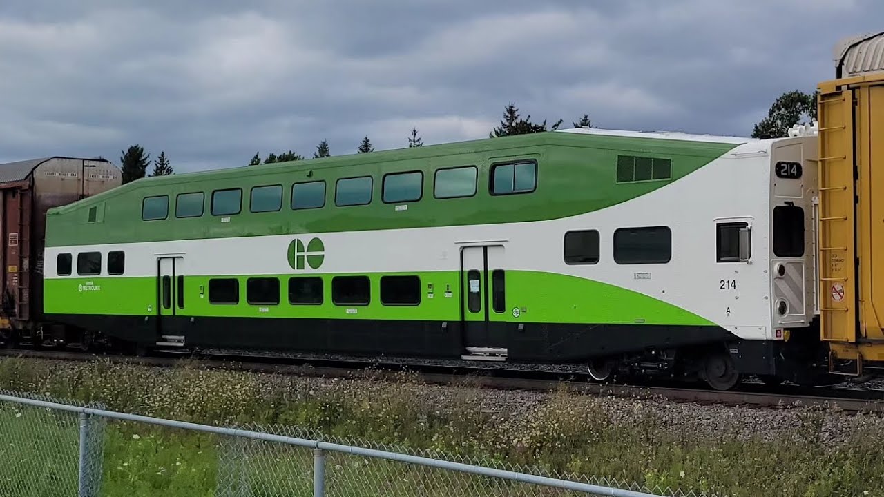 (Repainted GO Transit Cab Car 214!!) CN 570 - 2978 & 3186 At Tansley In ...
