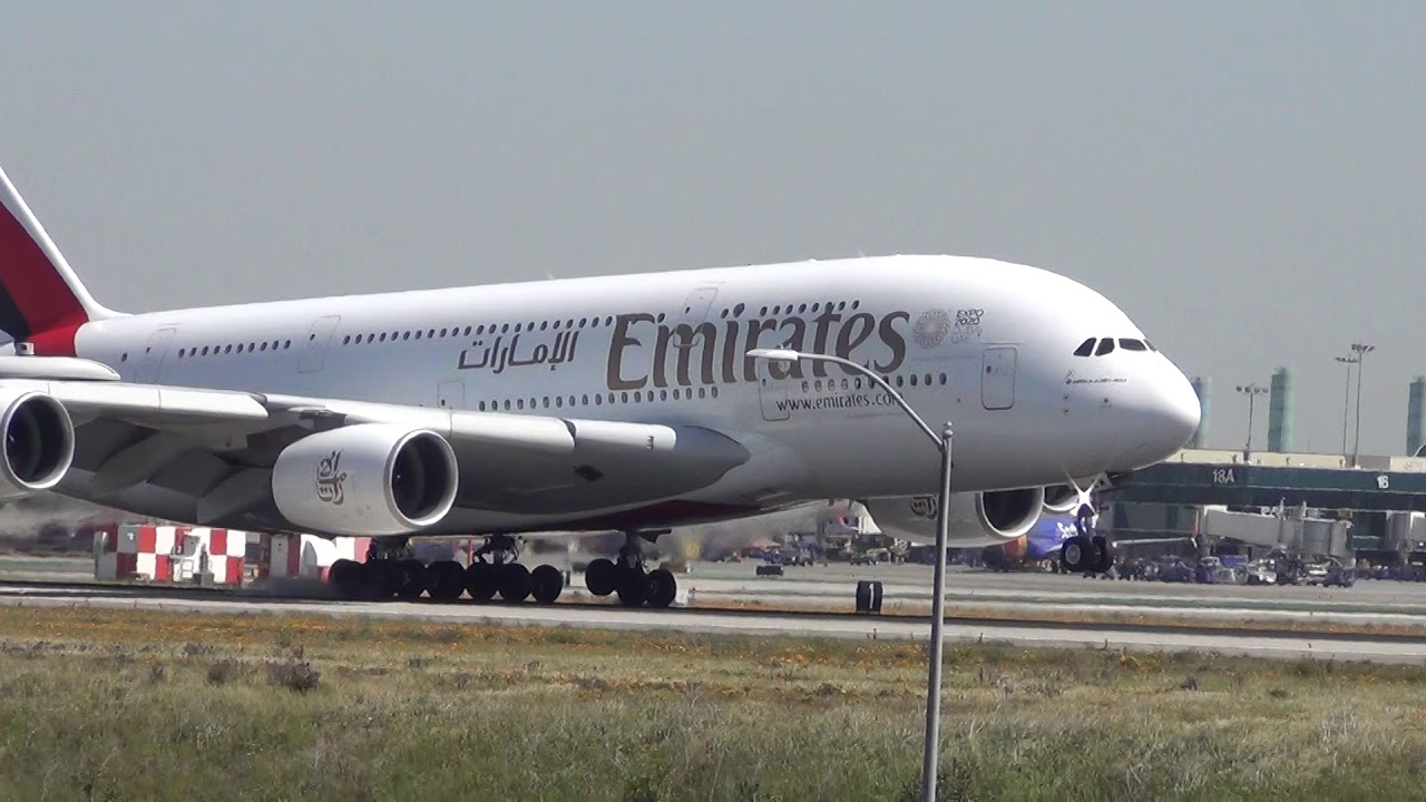 Watch A380 Emirates' wheels Bounce on Landing! - YouTube