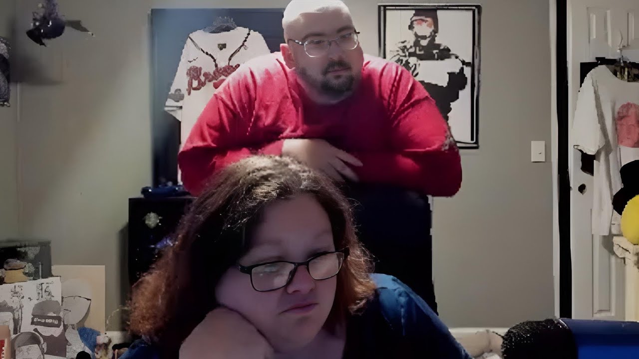 WingsofRedemption eats a sugar cookie | Kelly stops by - YouTube