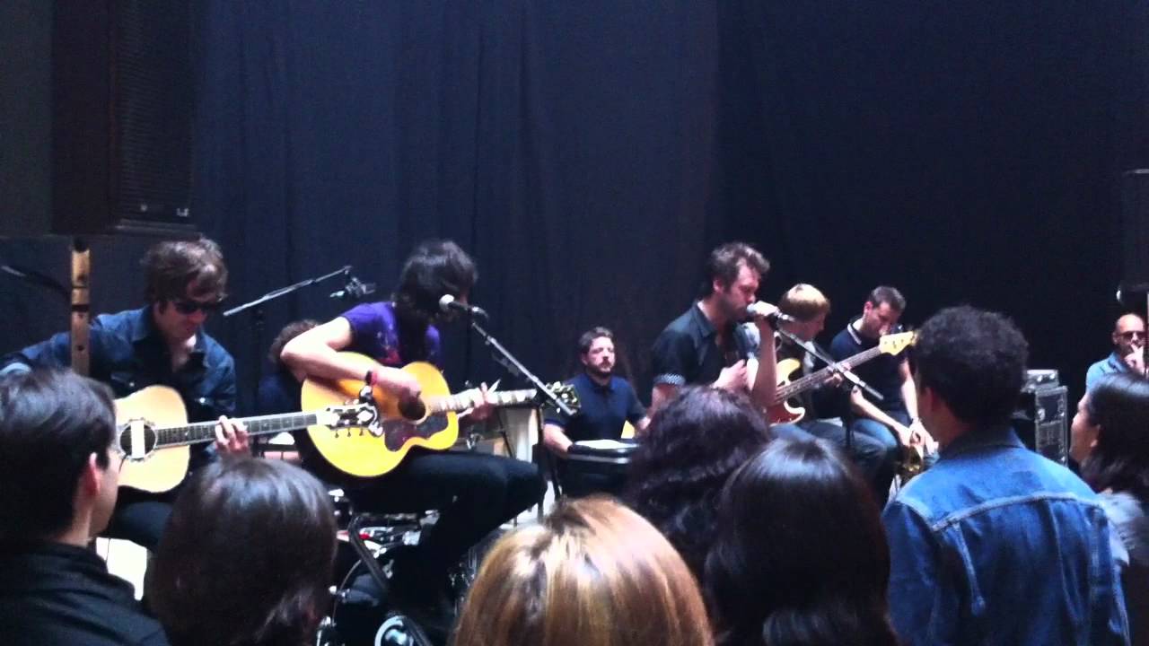Kasabian - Fire ( Live chez Sony France ) - YouTube