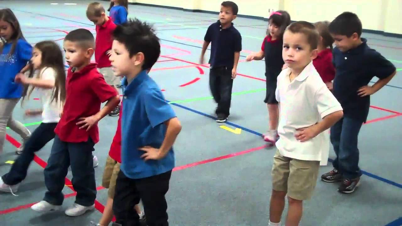 Kindergarten students singing and dancing to "Green eggs and ham" - YouTube