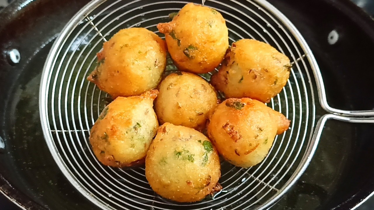 Crispy aloo rava bonda recipe/Healthy tea time snacks/Instant sooji ...