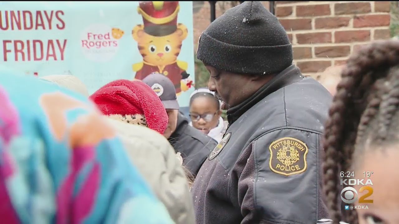 Pittsburgh Police Join CAPA Students To Sing Christmas Carols Downtown ...