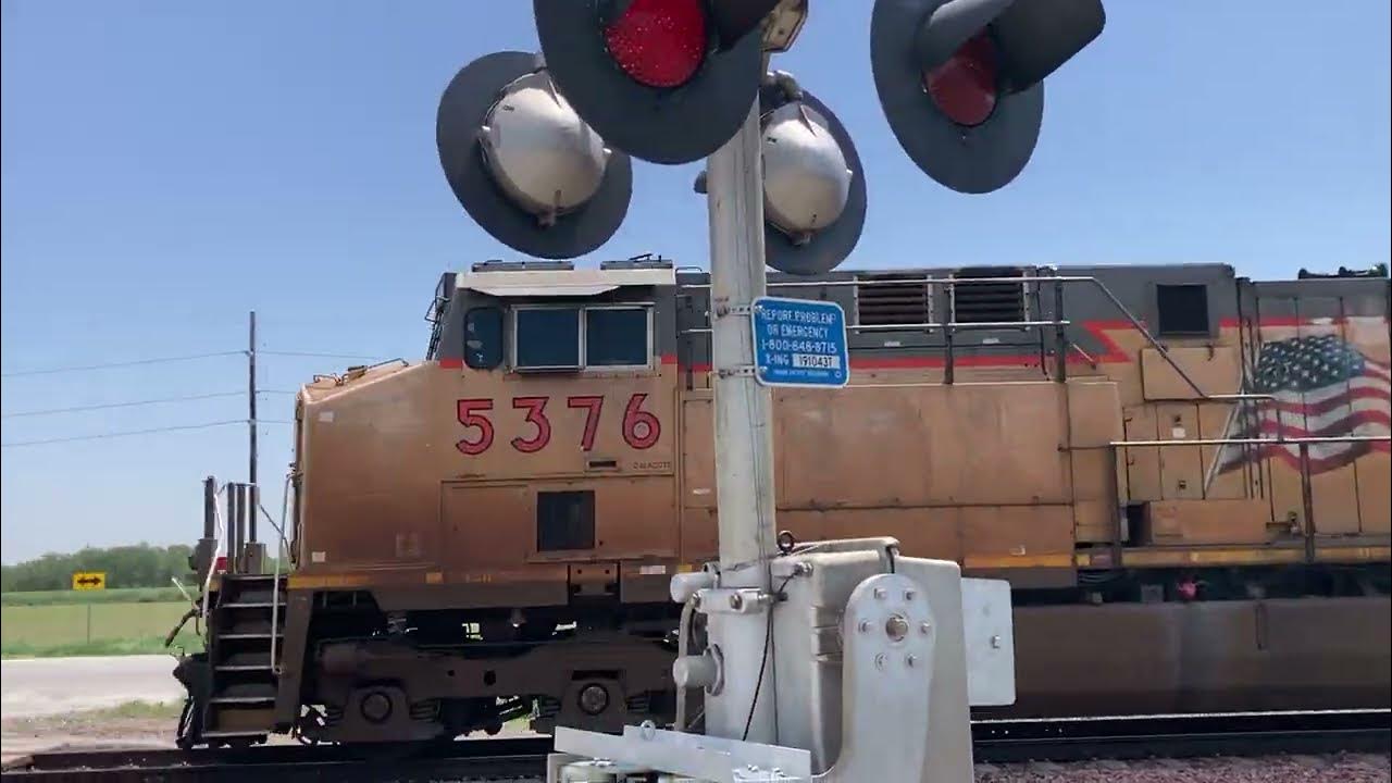 Bus Brown Drive railroad crossing, UP 5376 Manifest, Woodbine, IA - YouTube
