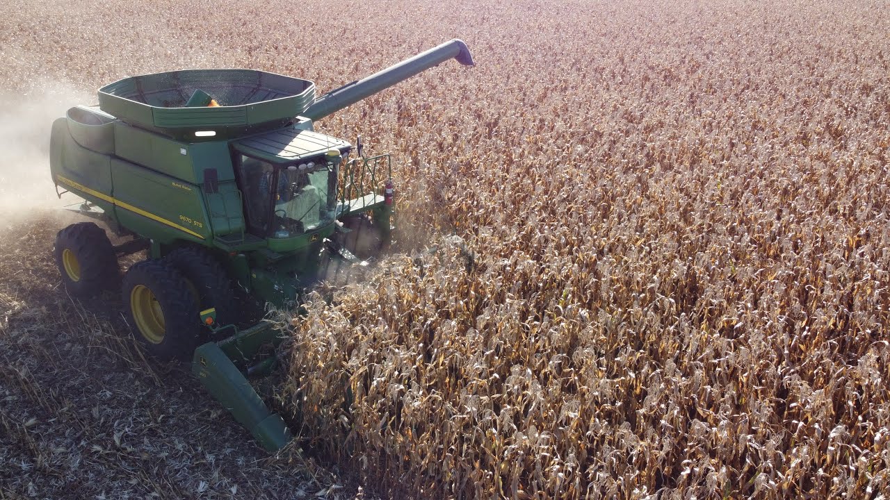 John Deere 9670 STS Shelling Popcorn - YouTube