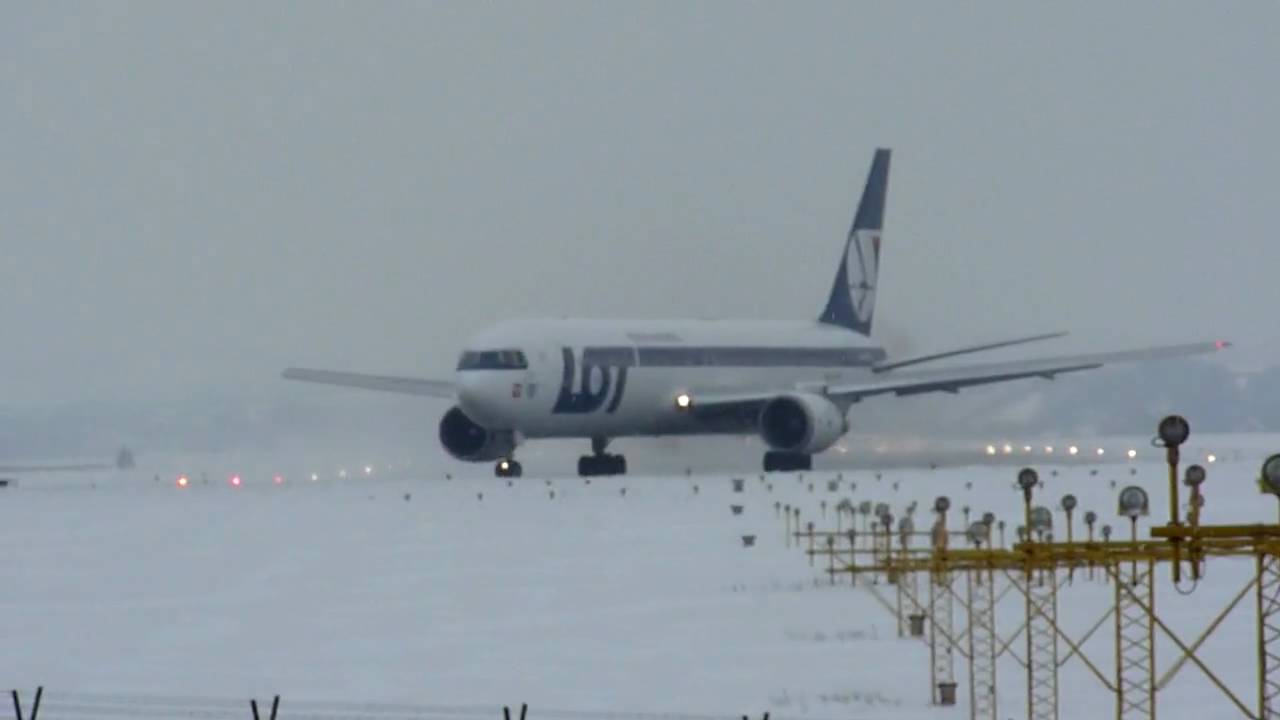 Polish PLL LOT SP-LPC "Poznan" landing at Krakow - Balice. Boeing 767 ...