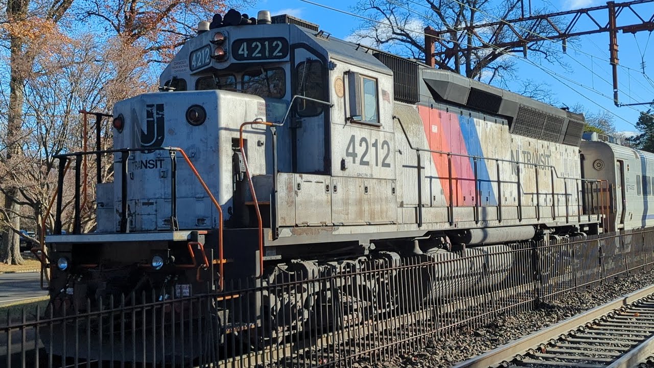 Railfanning NJ Transit at Short Hills 12-6-24: EMD GP40PH-2B 4212 ...