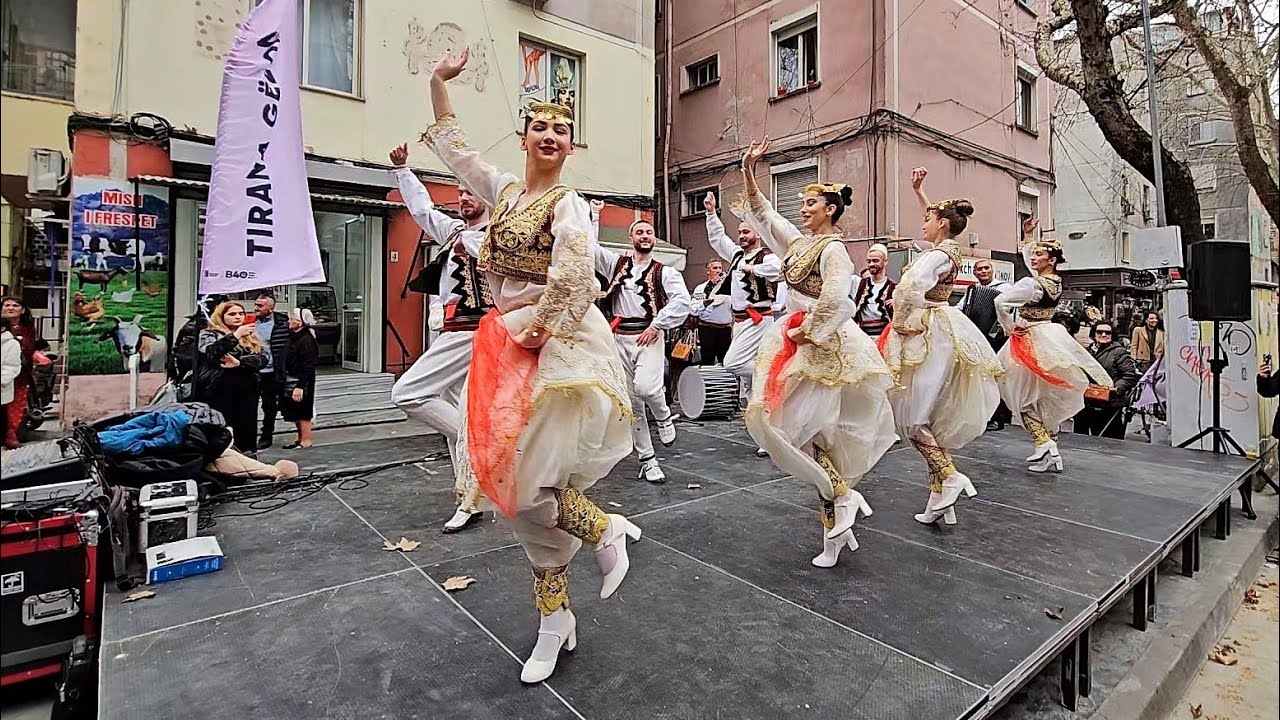 Ndizet atmosfera me këngët dhe vallet e Tironës. - YouTube