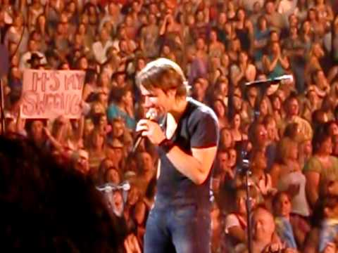 Keith Urban brings fans on stage! - YouTube