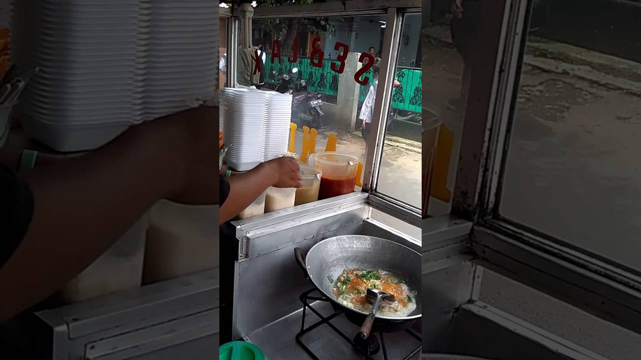 Tukang seblak bikin seblak - YouTube