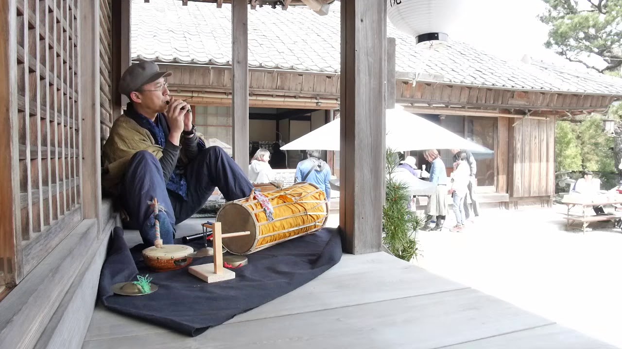 two recorders and percussion onemanband - YouTube