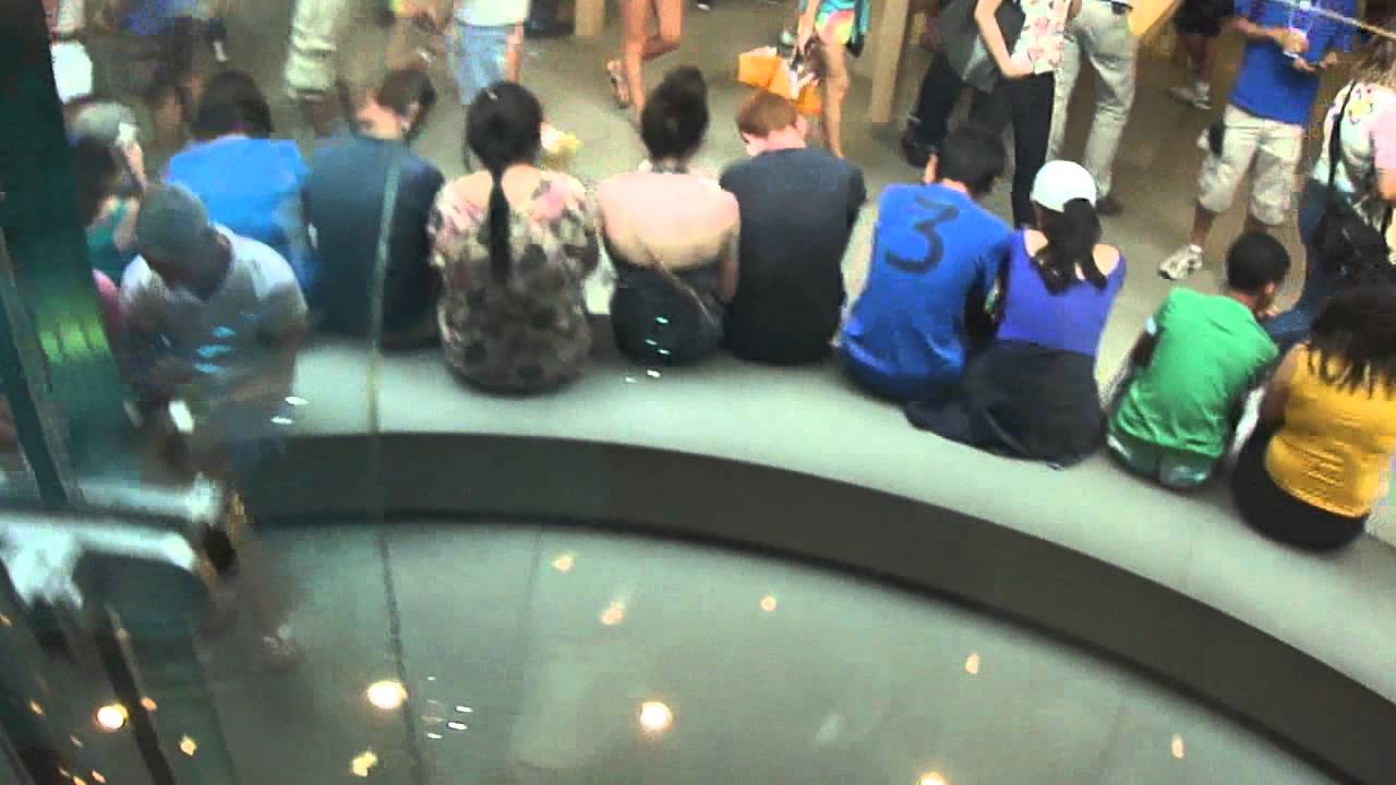 CIRCULAR Elevator at The Apple store NYC - YouTube