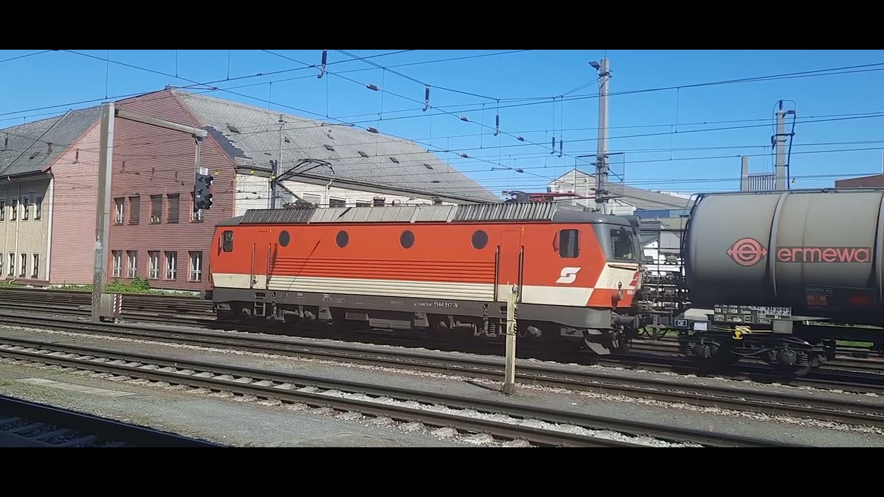 1144 117-9 mit einem gemischten Güterzug in Linz Hbf am 27.4.2024 - YouTube